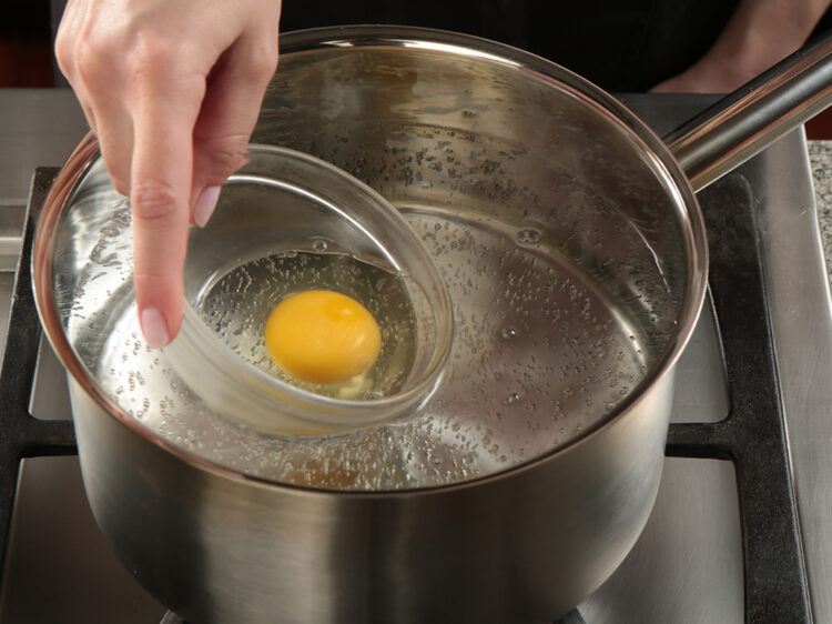 How to Poach an Egg Like a Pro - Eggs.ca