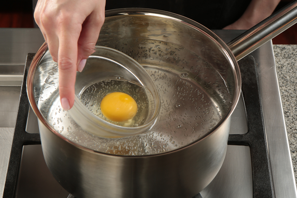 How to Poach an Egg Like a Pro - Eggs.ca