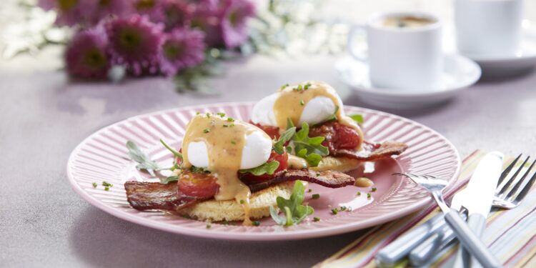 BLT Eggs Benedict - Eggs.ca
