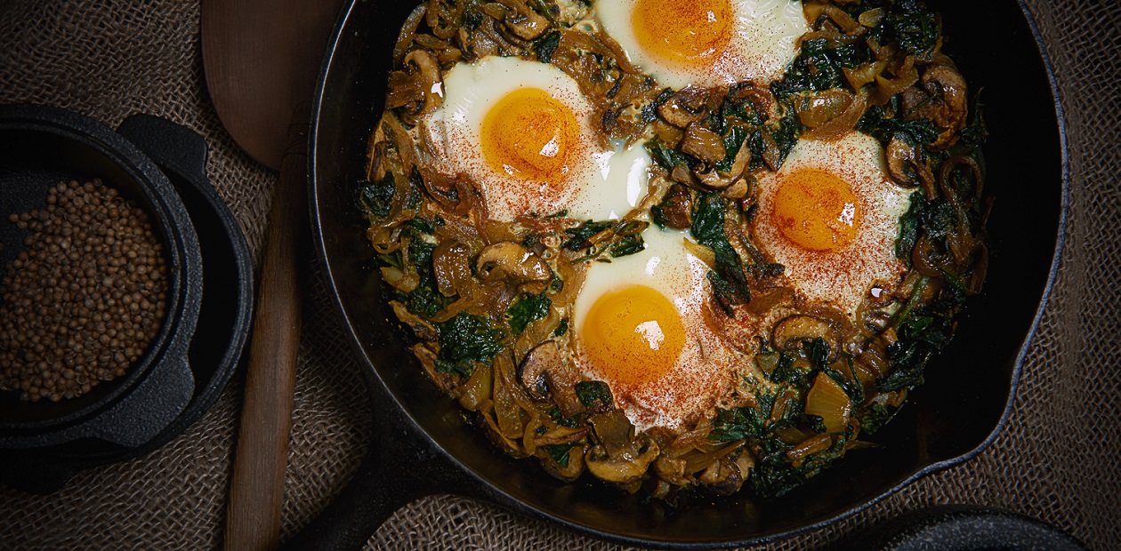 Indian-Style Skillet Eggs with Mushrooms, Spinach and Onion - Eggs.ca