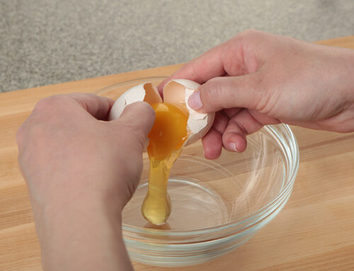 How to Crack an Egg - Eggs.ca