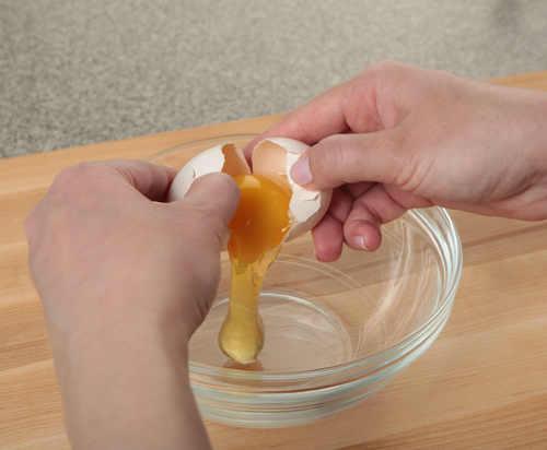How to Crack an Egg - Eggs.ca