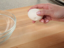 How to Crack an Egg - Eggs.ca