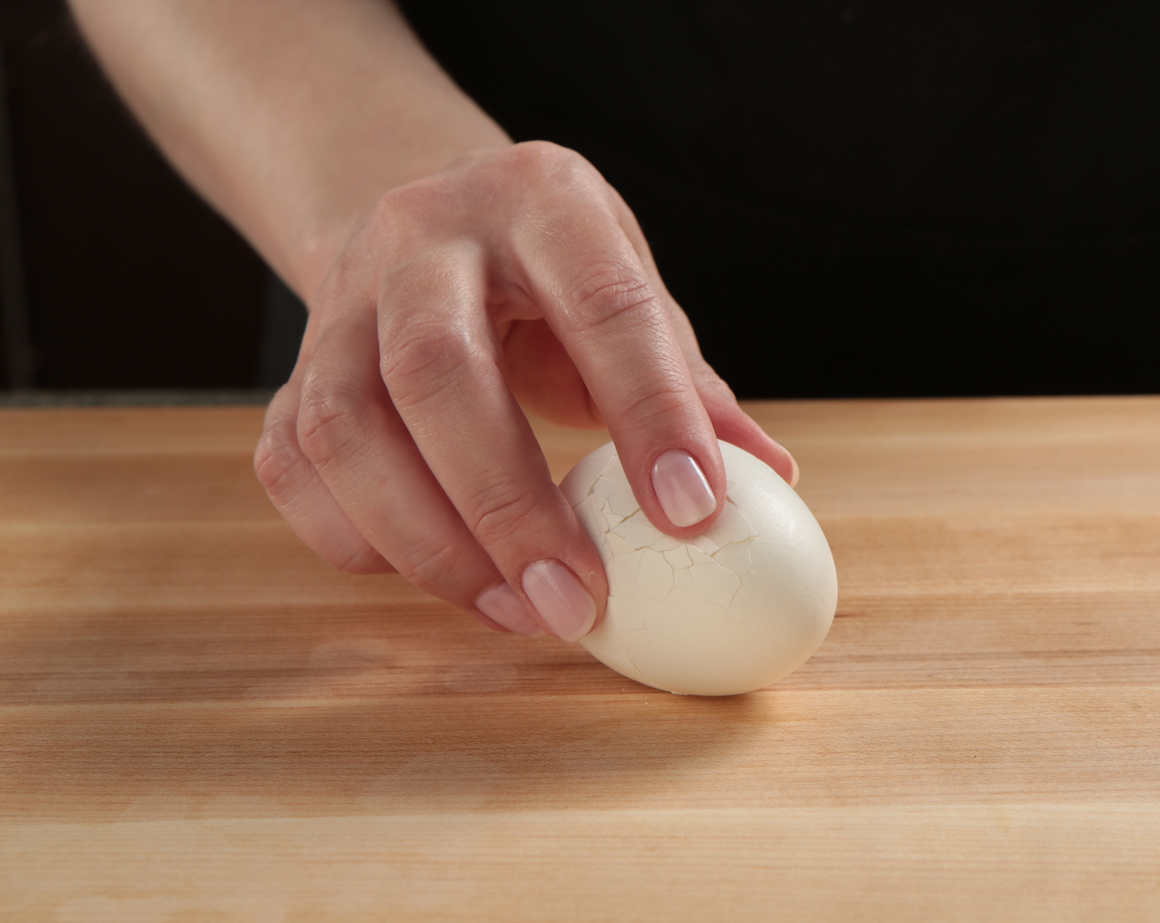 How to Peel a Hard Boiled Egg - Eggs.ca