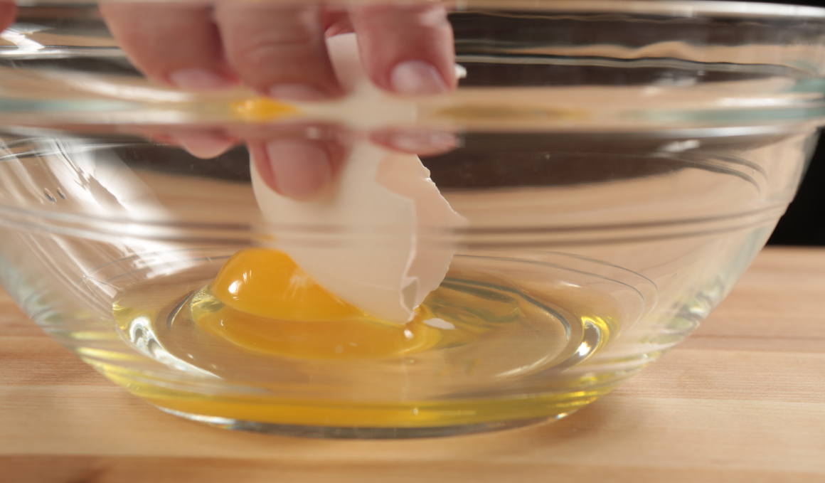 How to Get Egg Shell Out of a Cracked Egg - Eggs.ca