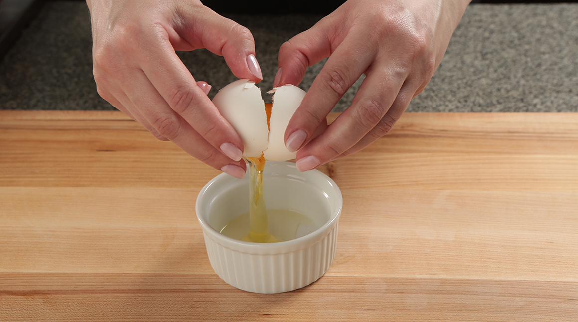 How to Crack an Egg - Eggs.ca